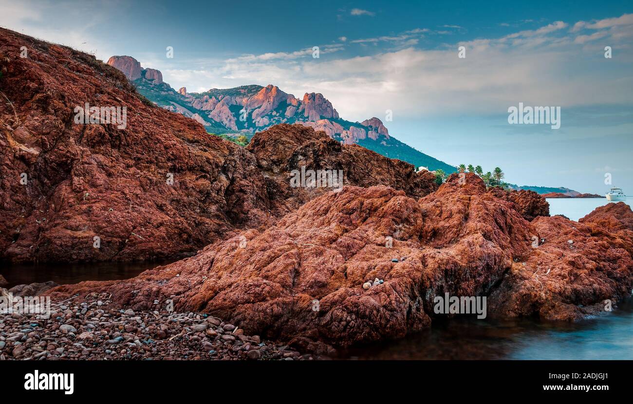 Le masssivif de L'Esterel ,vu de la plage de rochers . Le Massif de l ...