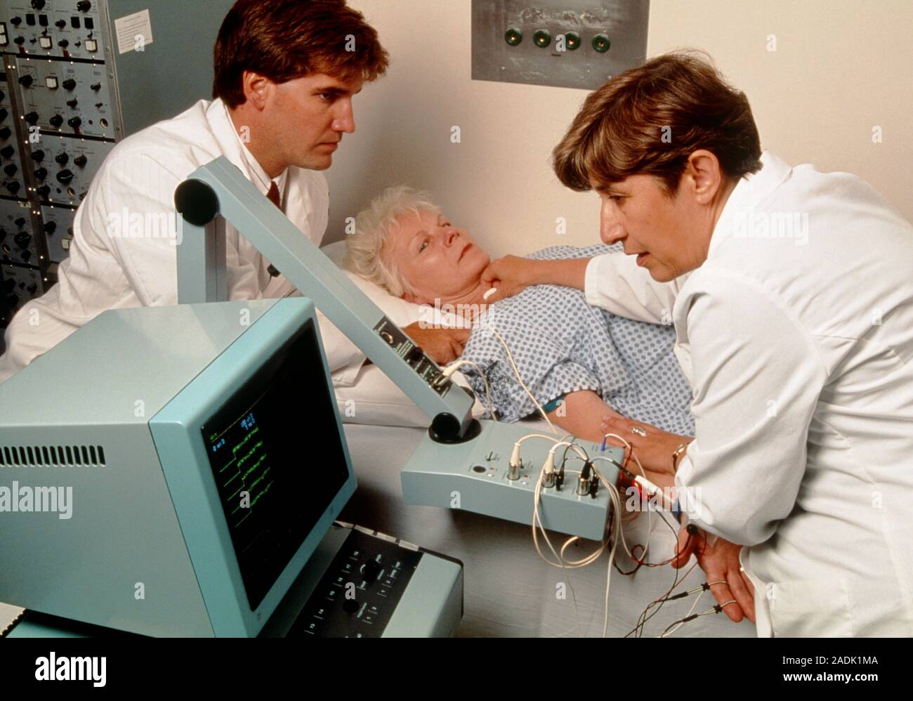 L'électromyogramme (EMG). Femme patient a l'activité électrique des ...