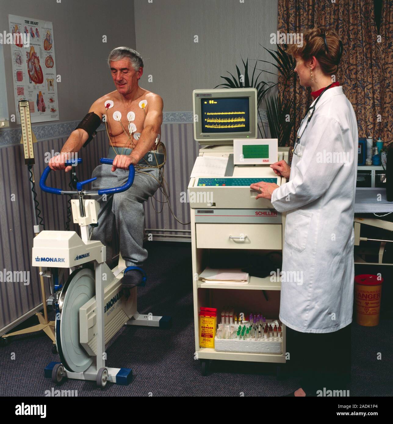 Électrocardiogramme (ECG) test d'effort. Un homme âgé patient cardiaque ...