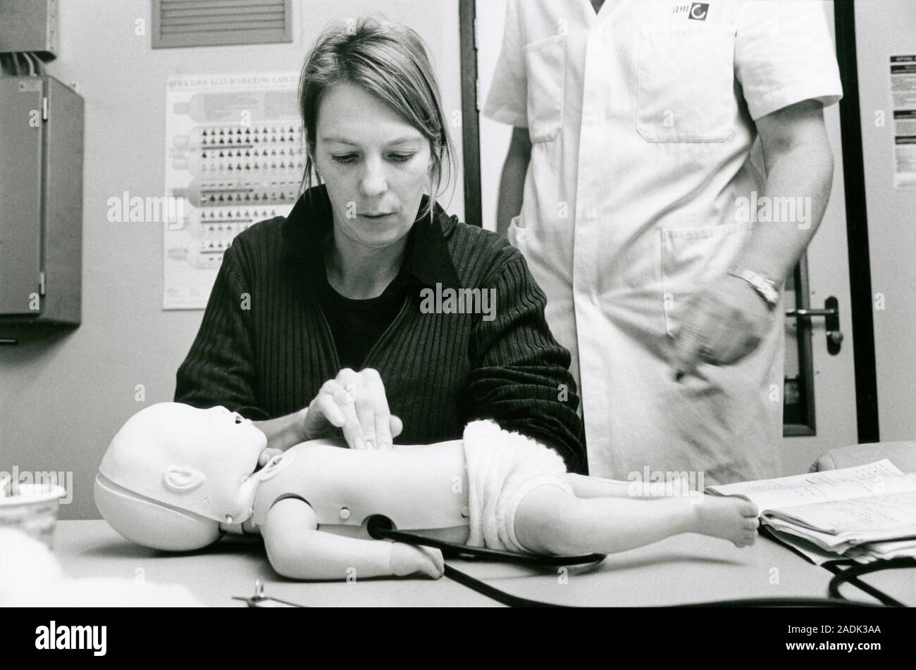 La formation en RCR. Femme apprennent à effectuer la réanimation ...