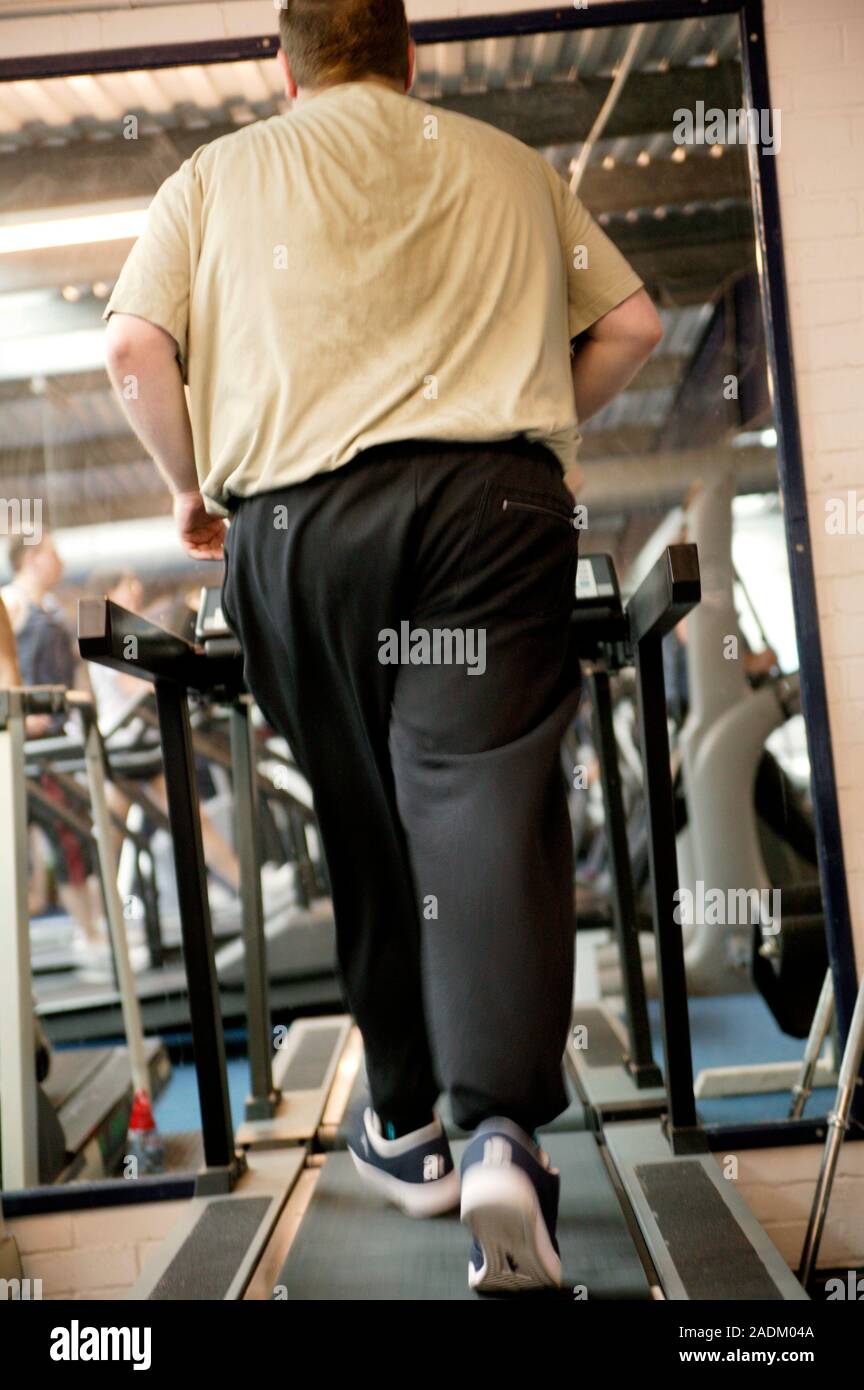 L'exercice de l'homme obèse. L'homme obèse courir sur un tapis roulant ...