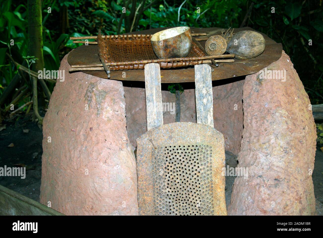 Four d'amazonie. Réplique d'un four de manioc utilisé par le peuple ...