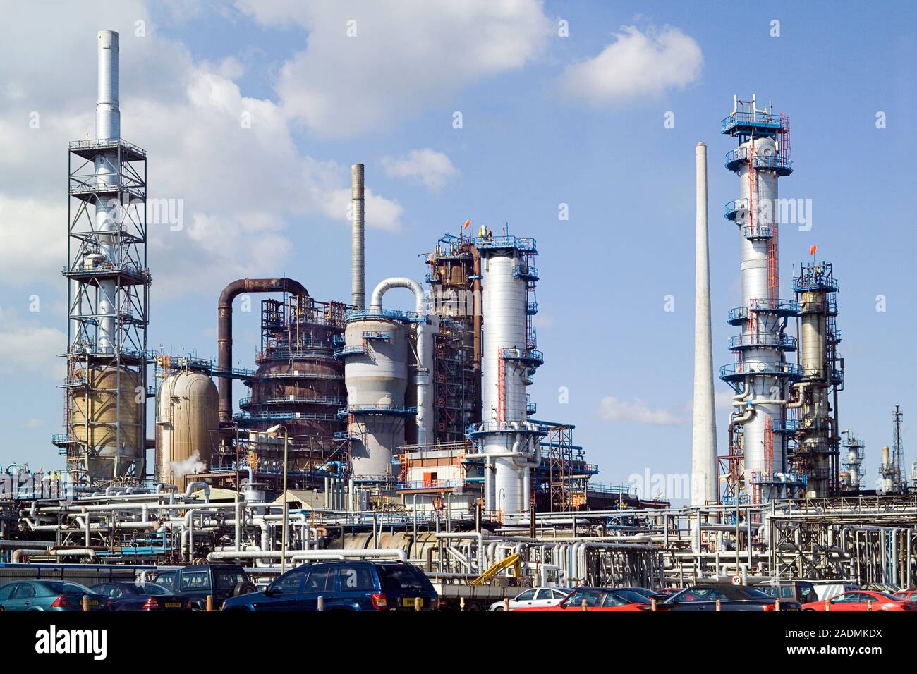Raffinerie de pétrole. C'est la zone de craquage catalytique. Craquage ...
