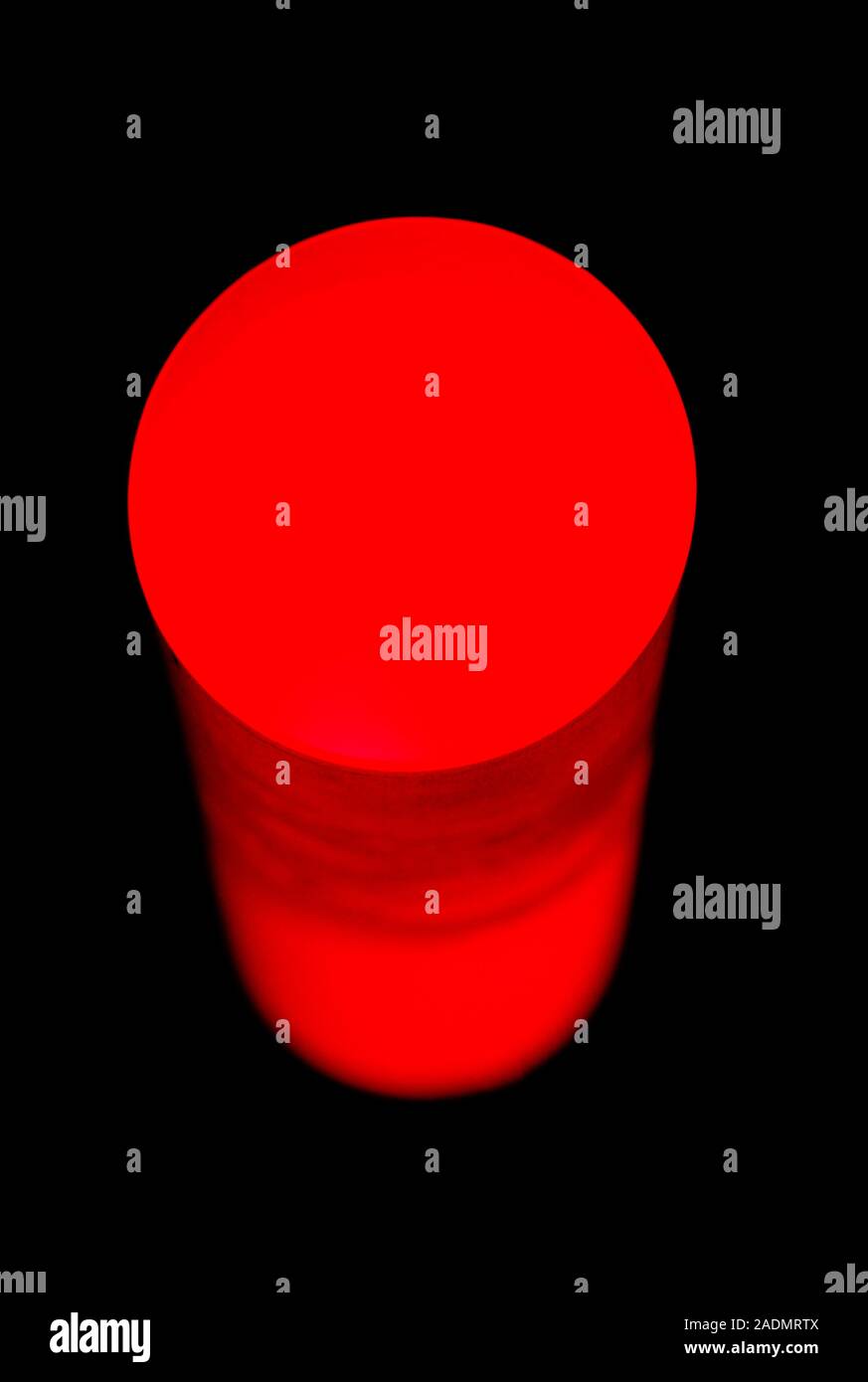 Cristal laser de rubis. Un cristal de rubis de synthèse, utilisées dans ...