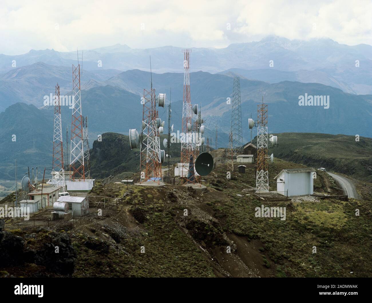 Station de relais de télécommunication. Les antennes micro-ondes (ronde ...