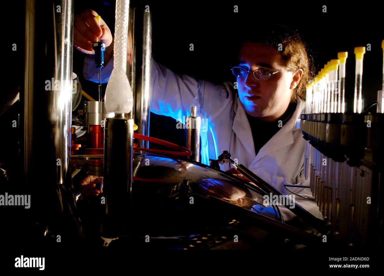 Résonance magnétique nucléaire. Technicien d'un spectromètre à ...