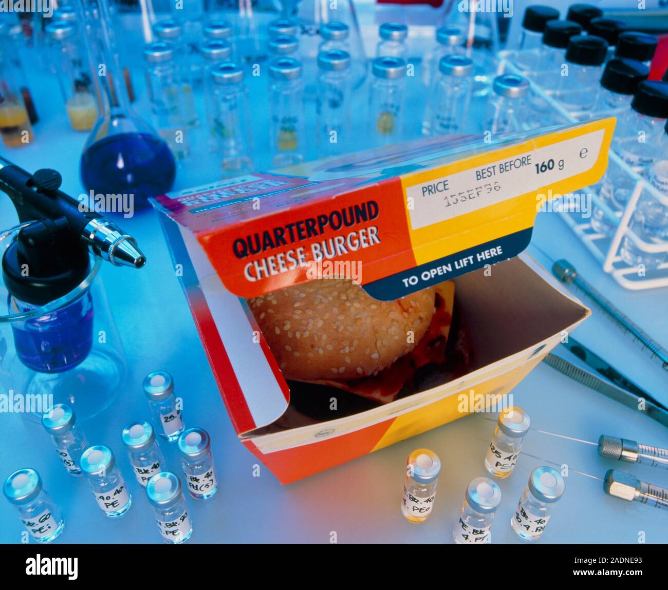 Test de la contamination des aliments au four à micro-ondes. Burger au ...