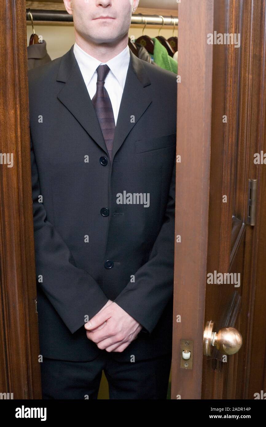 Un homme qui sort de la porte Banque de photographies et d’images à ...