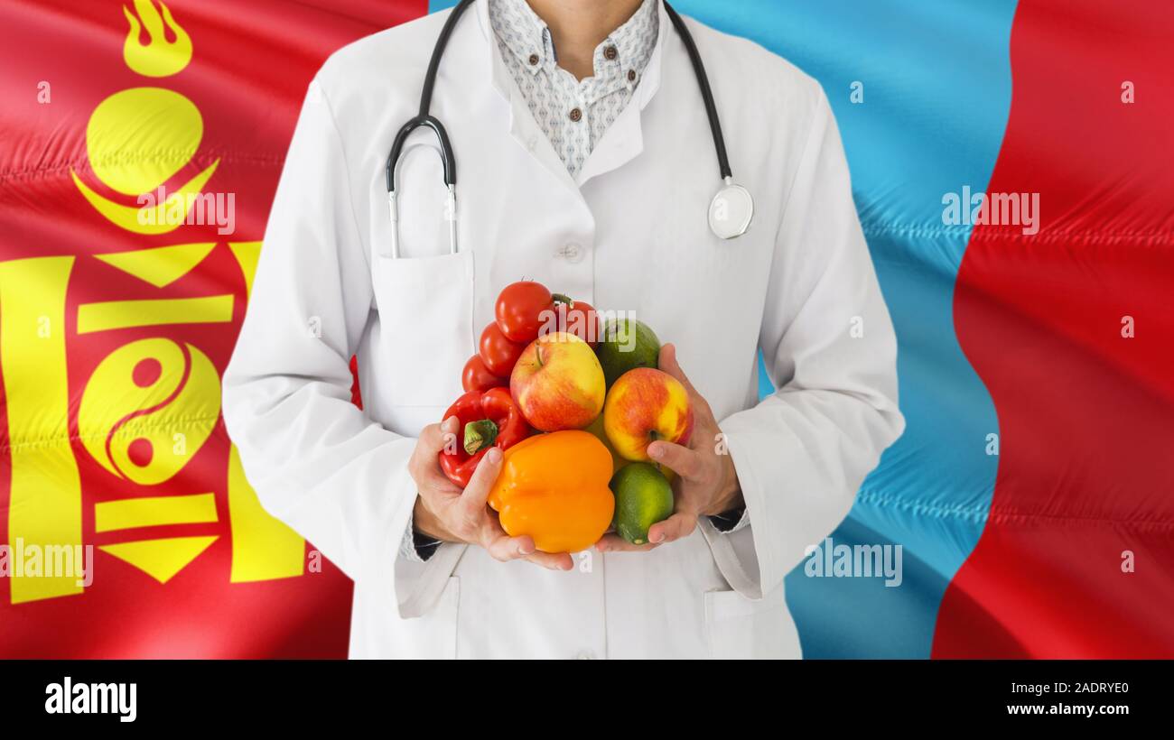 Médecin est maintenant les fruits et légumes dans les mains à l'arrière ...