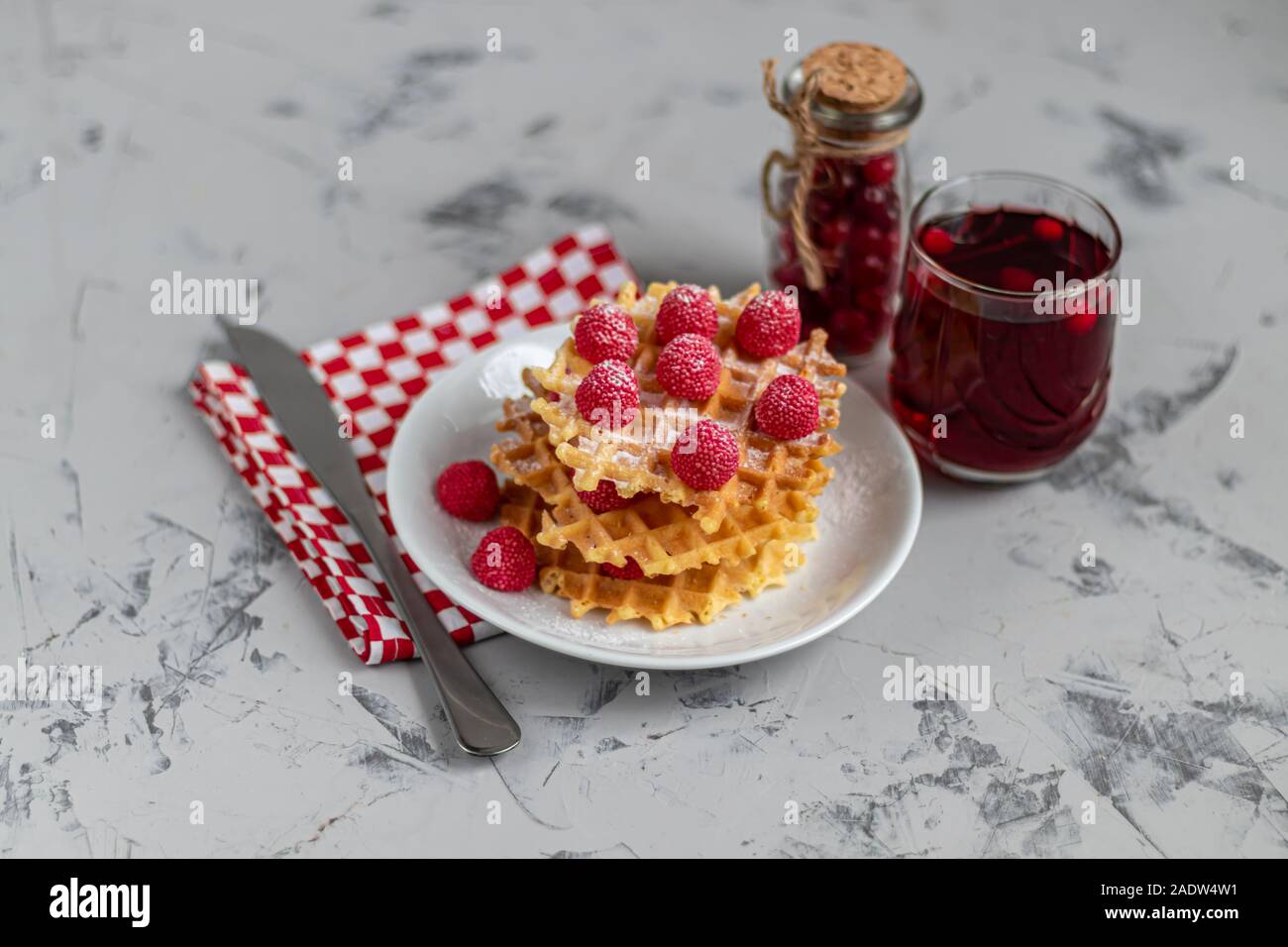 Gaufres Belges traditionnelles avec fruits frais, saupoudré de sucre en ...