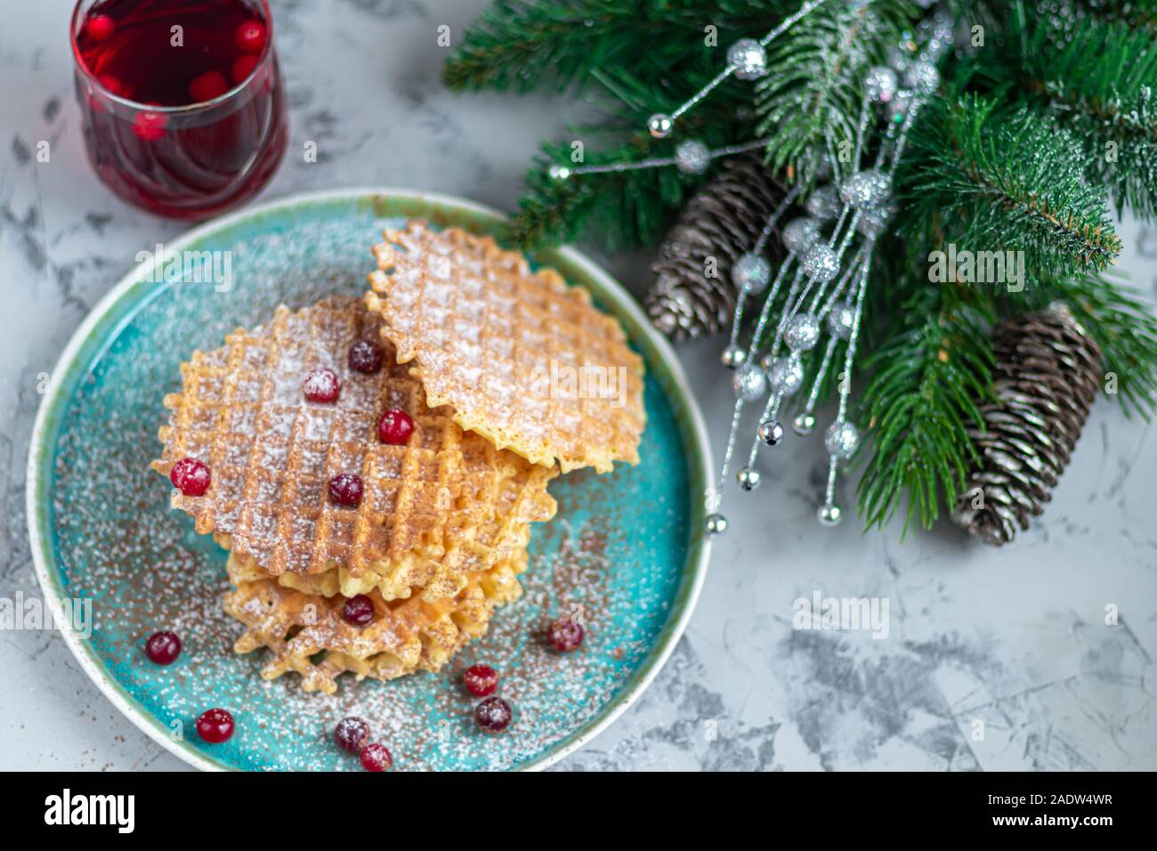 Gaufres Belges traditionnelles avec fruits frais, saupoudré de sucre en ...