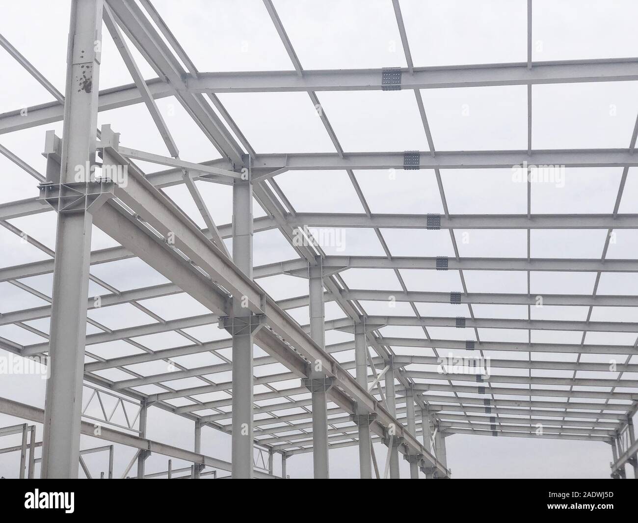 Cadre métallique de plusieurs étages. Metal de piliers, poutres et ...