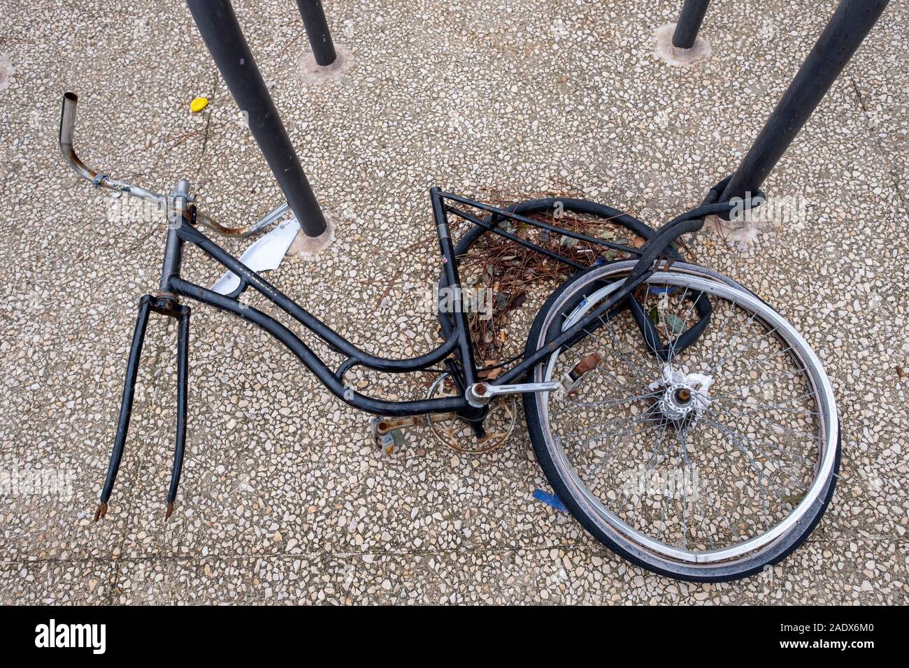 Vélo cassé Banque de photographies et d’images à haute résolution - Alamy