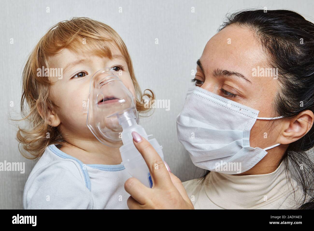 Baby oxygen mask hospital Banque de photographies et d’images à haute ...