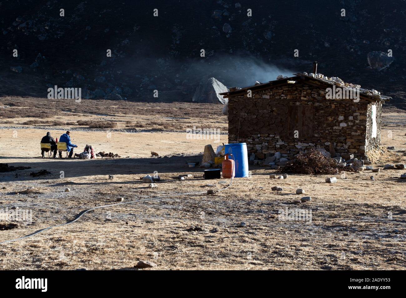 stonewall et bâtiment en bois servant de maison de thé et de logements ...