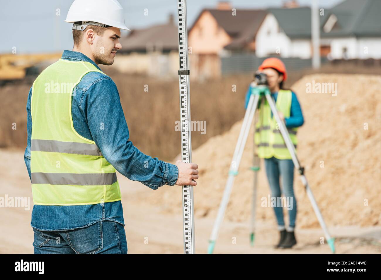 Focus sélectif d'arpenteur pour règle et collègue avec niveau numérique ...