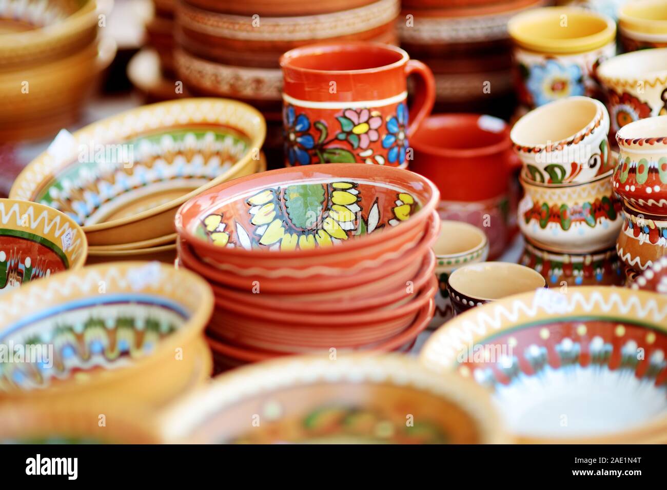 Des plats en céramique, vaisselle et de bidons vendus sur le marché de ...