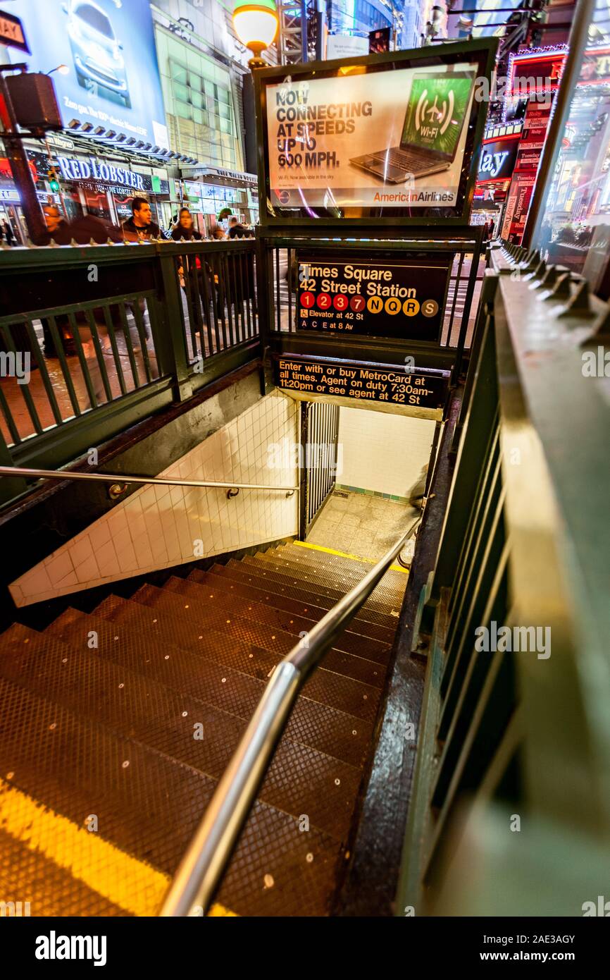 Entrée de la station de métro de Times Square avec les néons lumineux ...