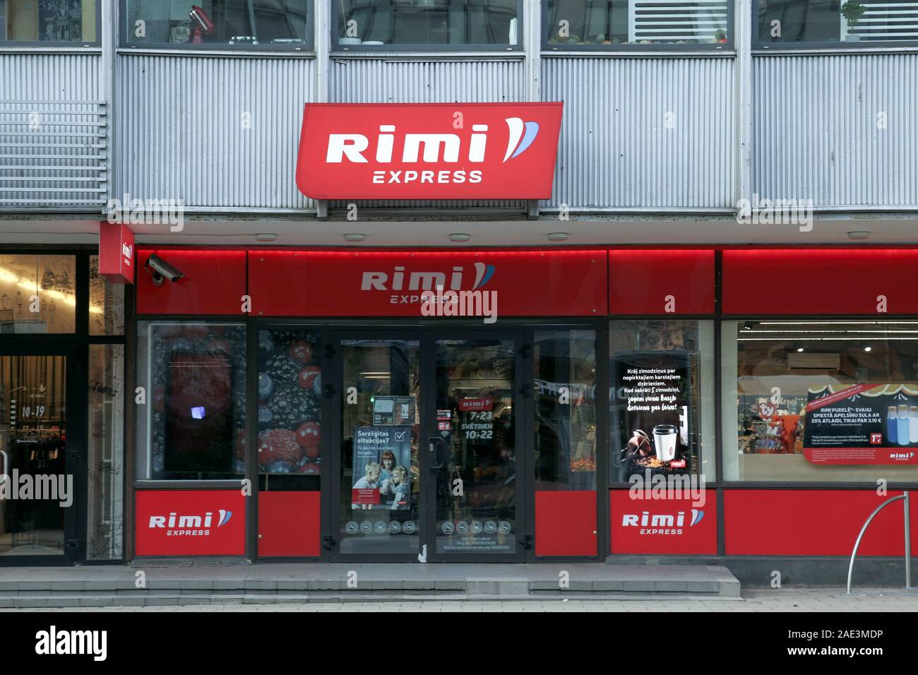 Riga, Lettonie - 30 novembre 2019 : Pancarte de logo et supermarché Rimi, un important opérateur ...