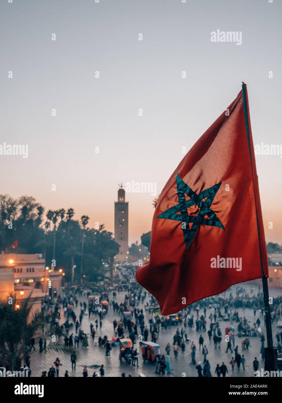 Beau drapeau rouge du Maroc Photo Stock - Alamy
