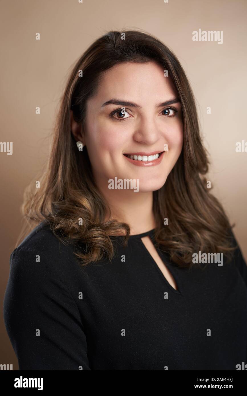 Femme brune souriante gros plan Banque de photographies et d’images à ...