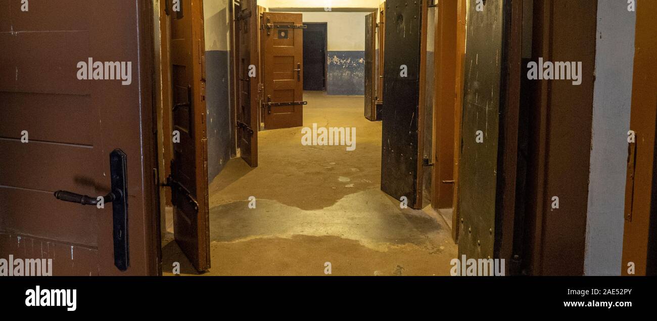 Portes de cellules aux cellules de prison dans Theresienstadt Malá ...