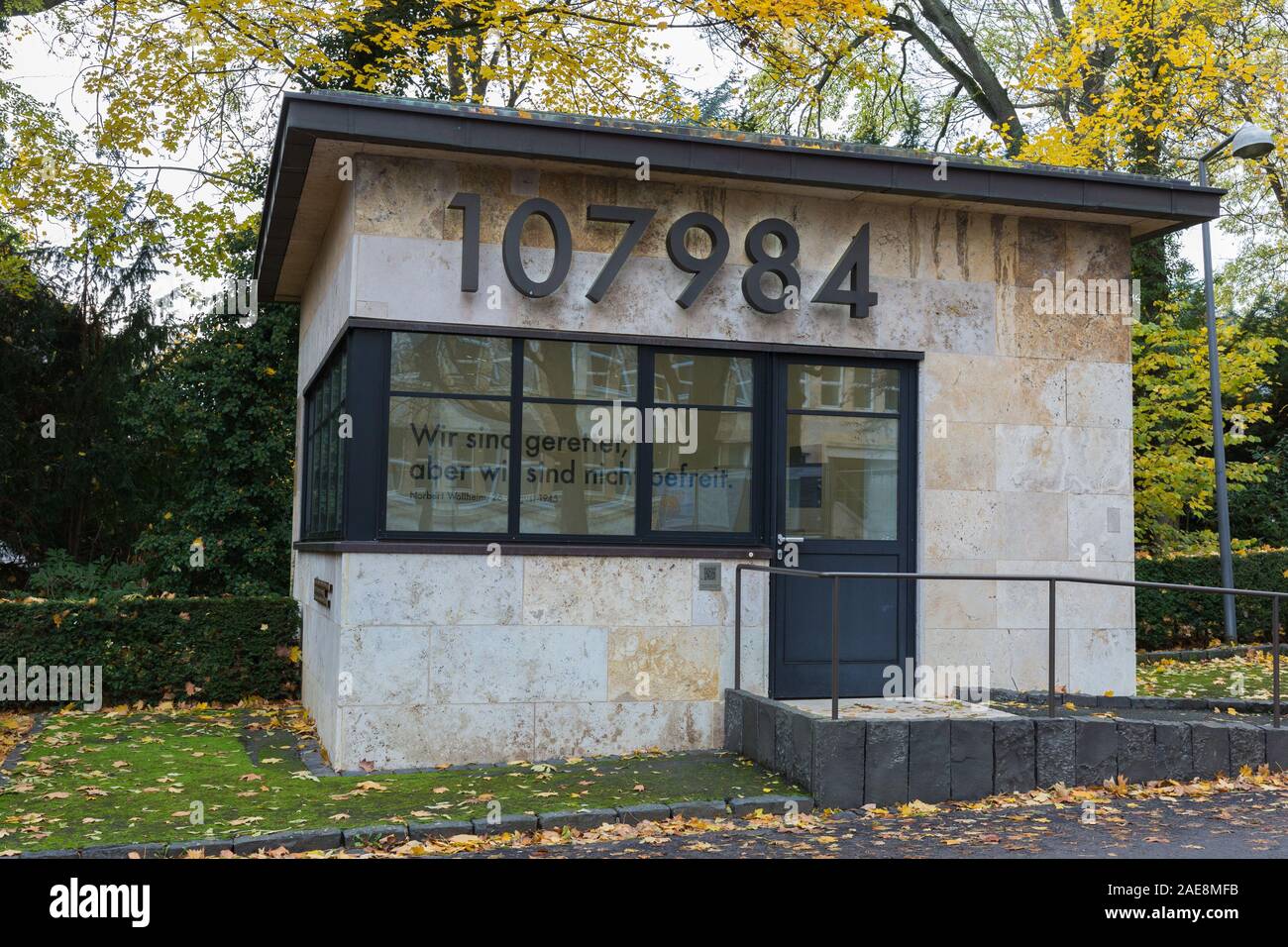 Vue frontale sur la Wollheim Memorial. Le mémorial a été dans augurated ...