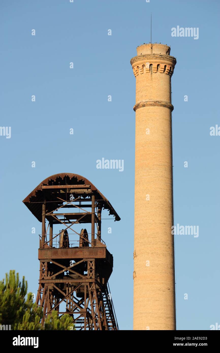 Ancienne mine de charbon. Treuil et cheminée Photo Stock - Alamy