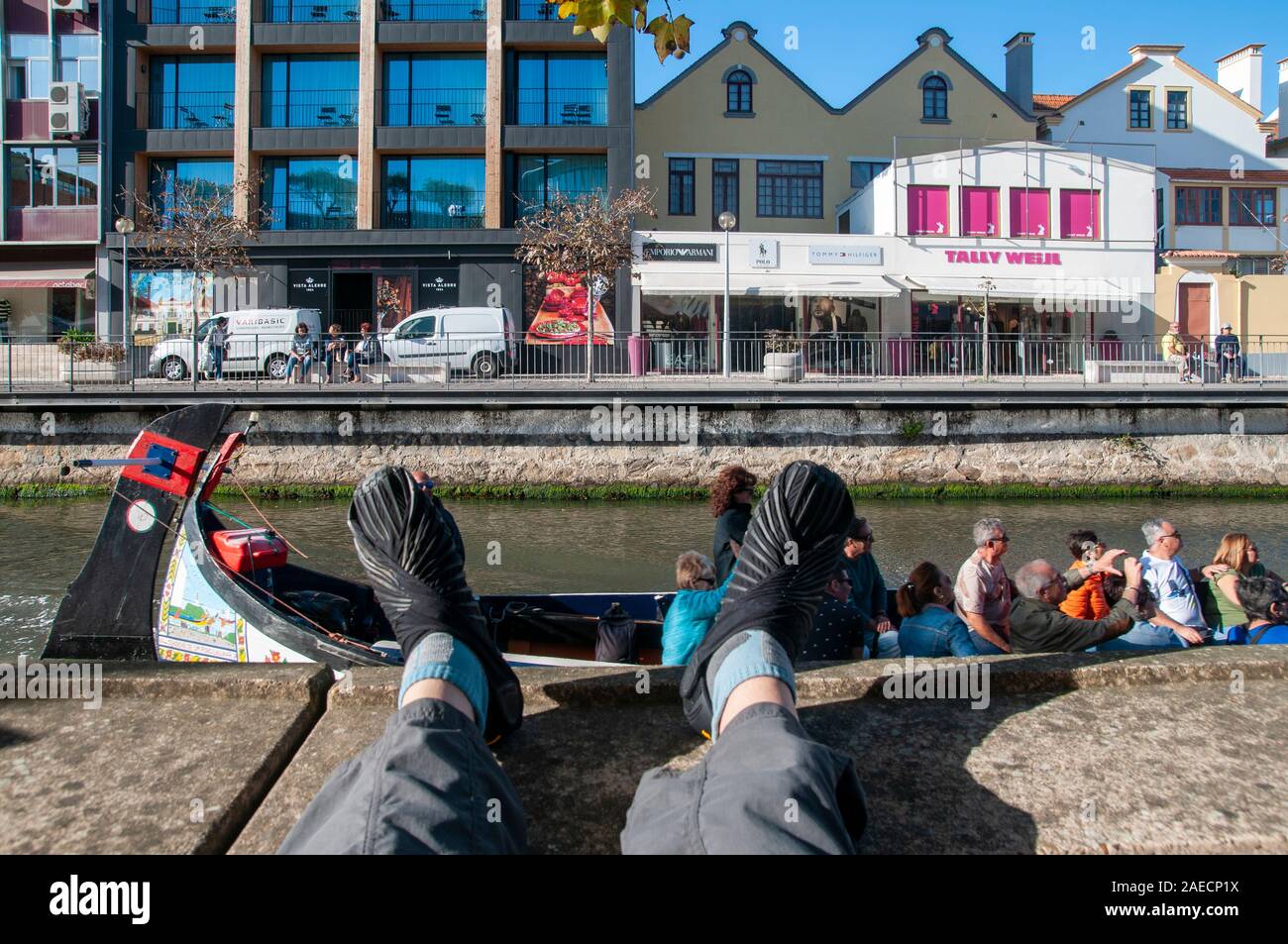 Vue à la première personne de touristes sur un bateau coloré (moliceiro ...