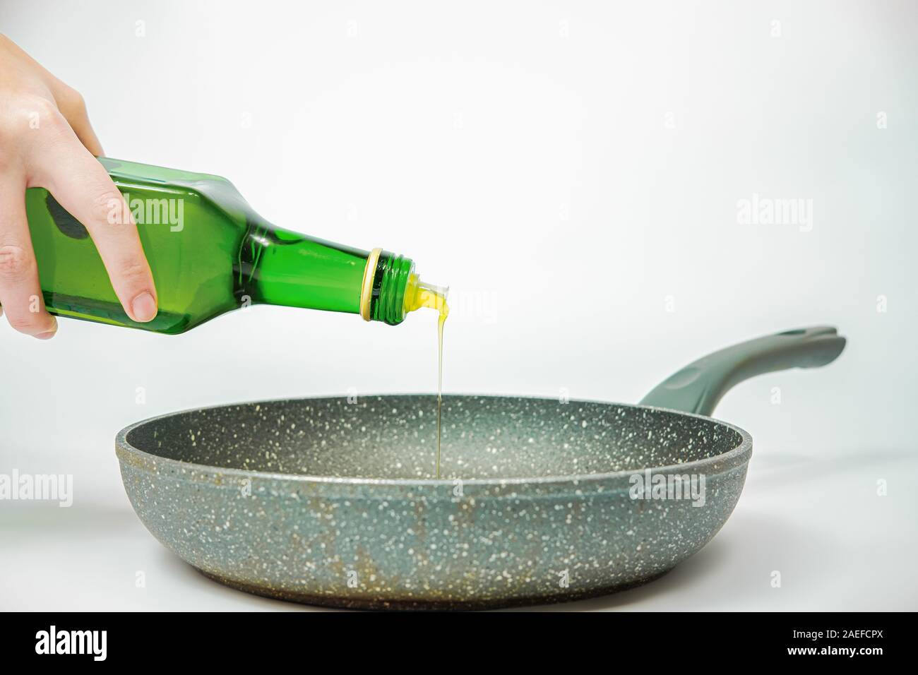 Verser casserole dans une assiette Banque de photographies et d’images ...