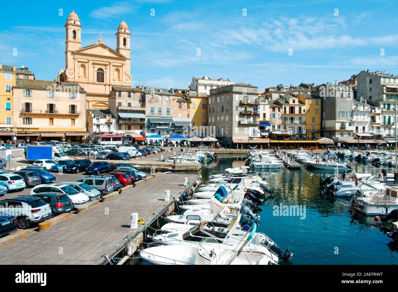 BASTIA, FRANCE - 16 septembre 2018 : une vue sur le Vieux Port, le ...