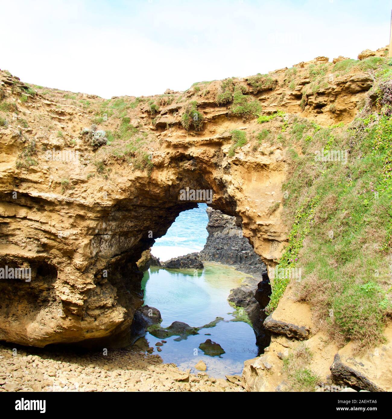 Grotte dans le rocher sur la plage Banque de photographies et d’images ...