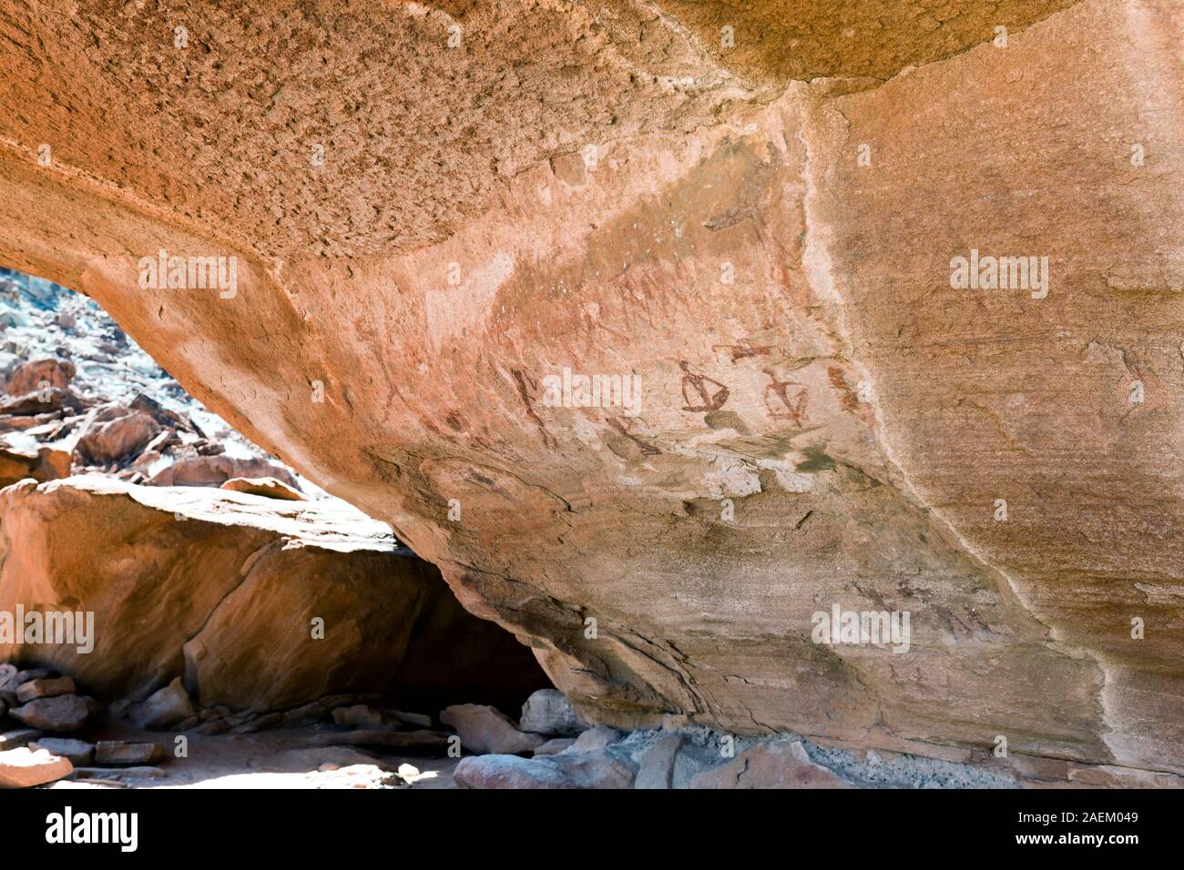 Ancien site de peinture de roche de bushman (abri de roche), San rock ...