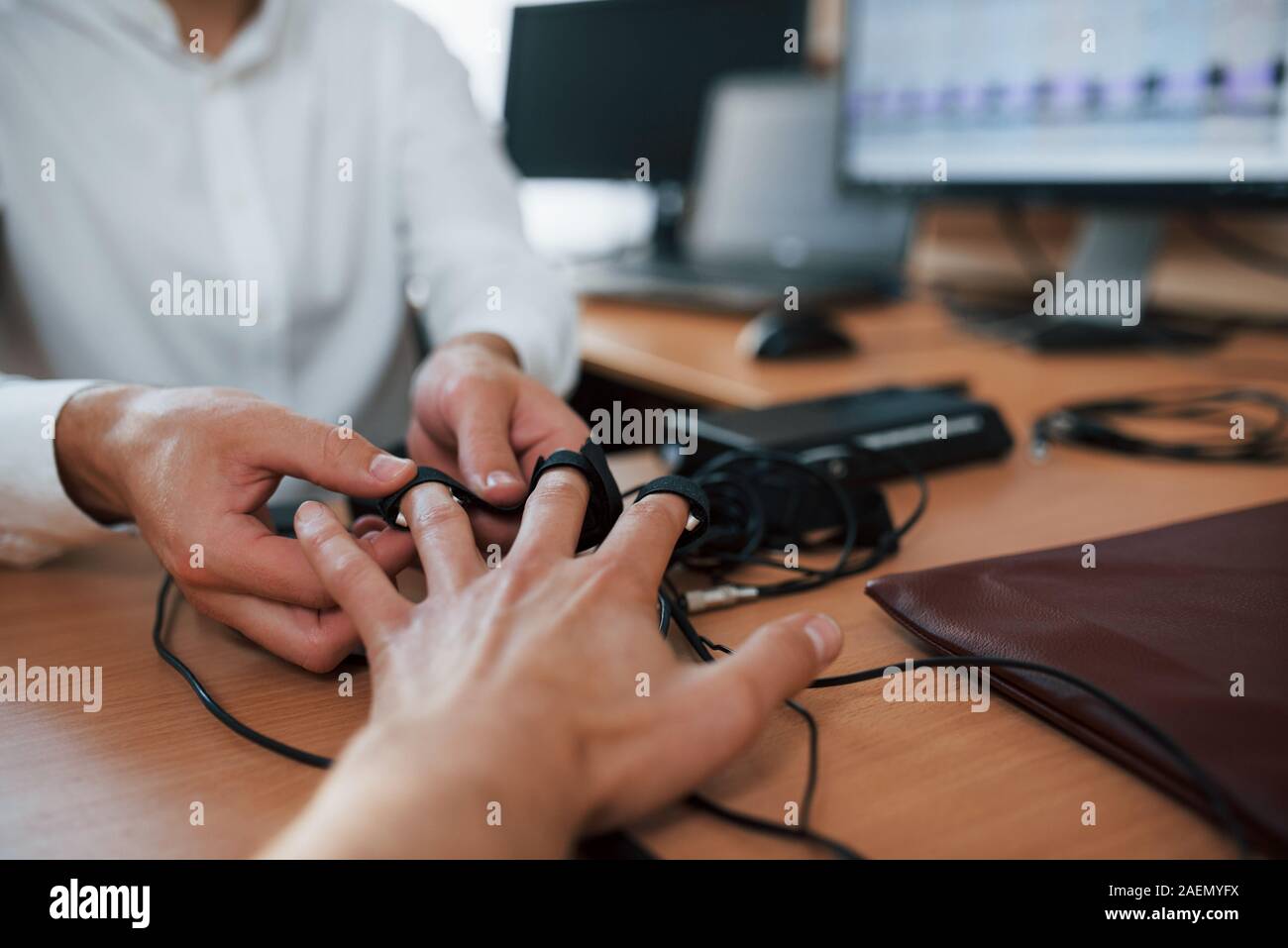 Lie detector Banque de photographies et d’images à haute résolution - Alamy
