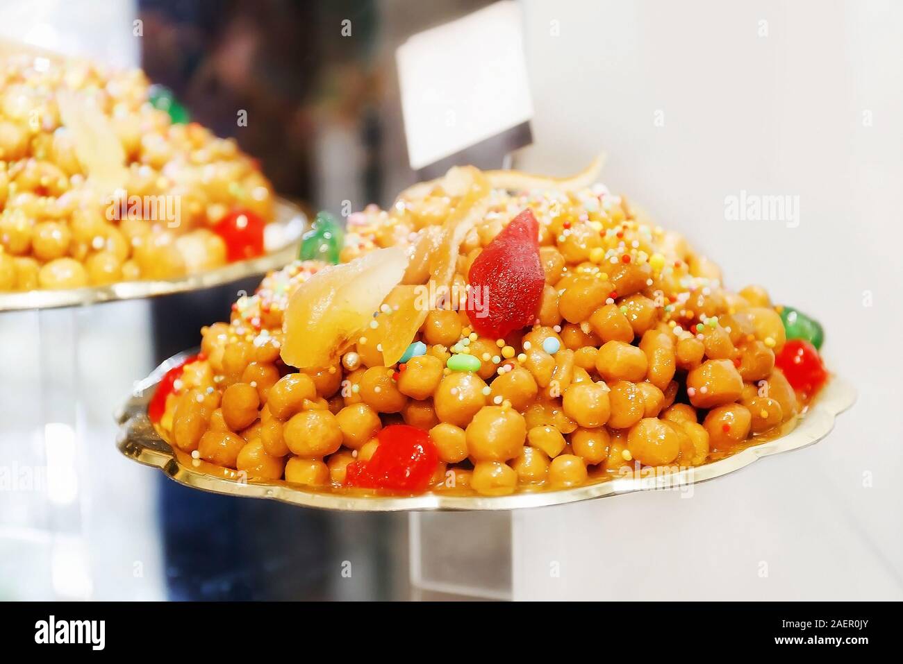 Struffoli, pâtisserie napolitaine typique, composé de nombreuses ...