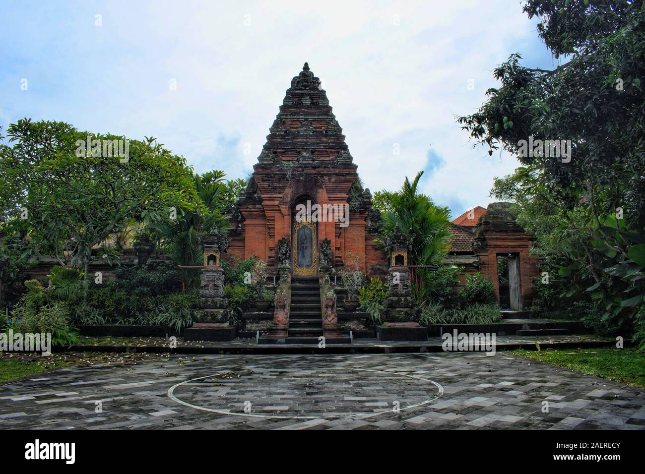 Bali temple stone stairs Banque de photographies et d’images à haute ...