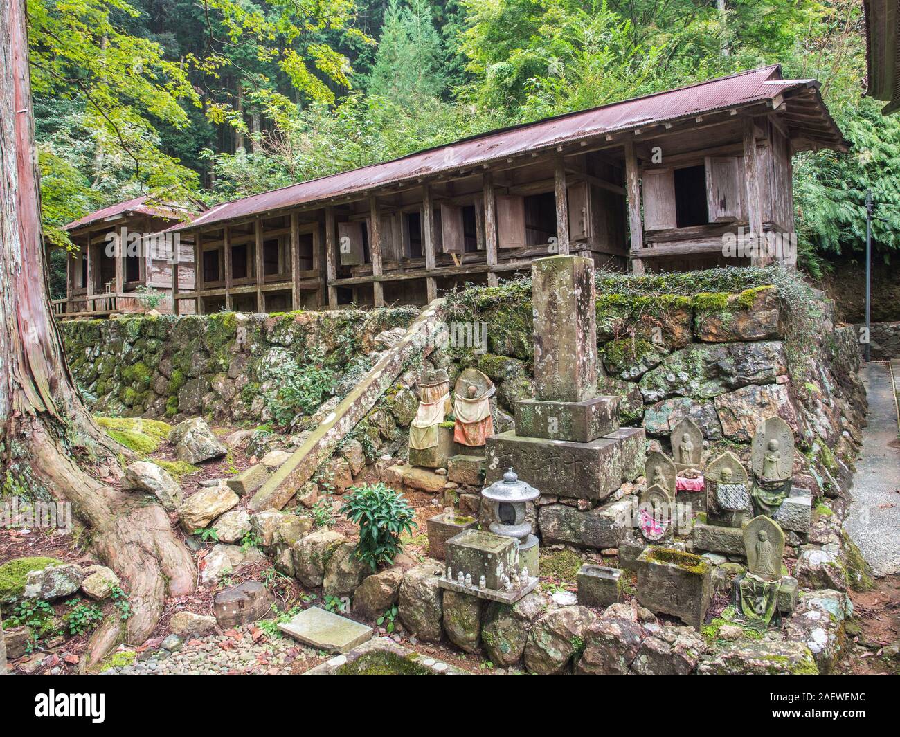 Setsumatsusha sanctuaires shinto auxillaires Banque de photographies et ...