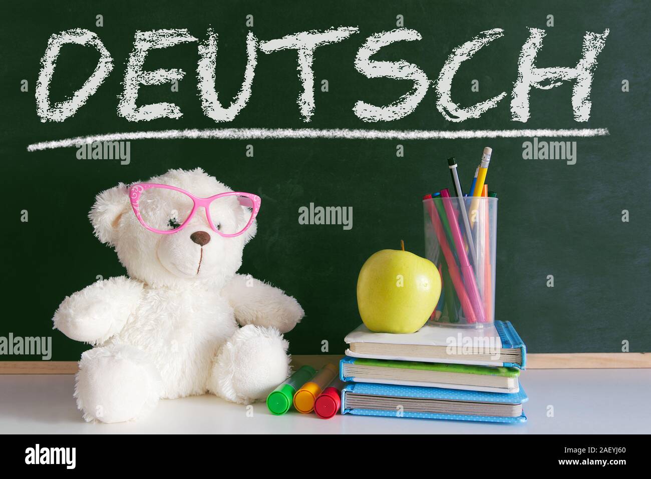 La main sur un tableau noir dans une classe de langue pour les enfants ...