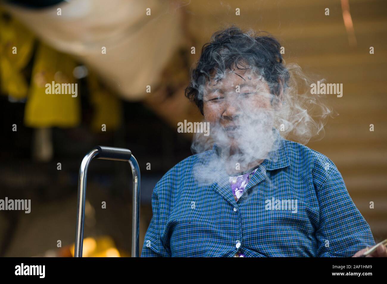 Thailand woman smoking asia Banque de photographies et d’images à haute résolution - Alamy