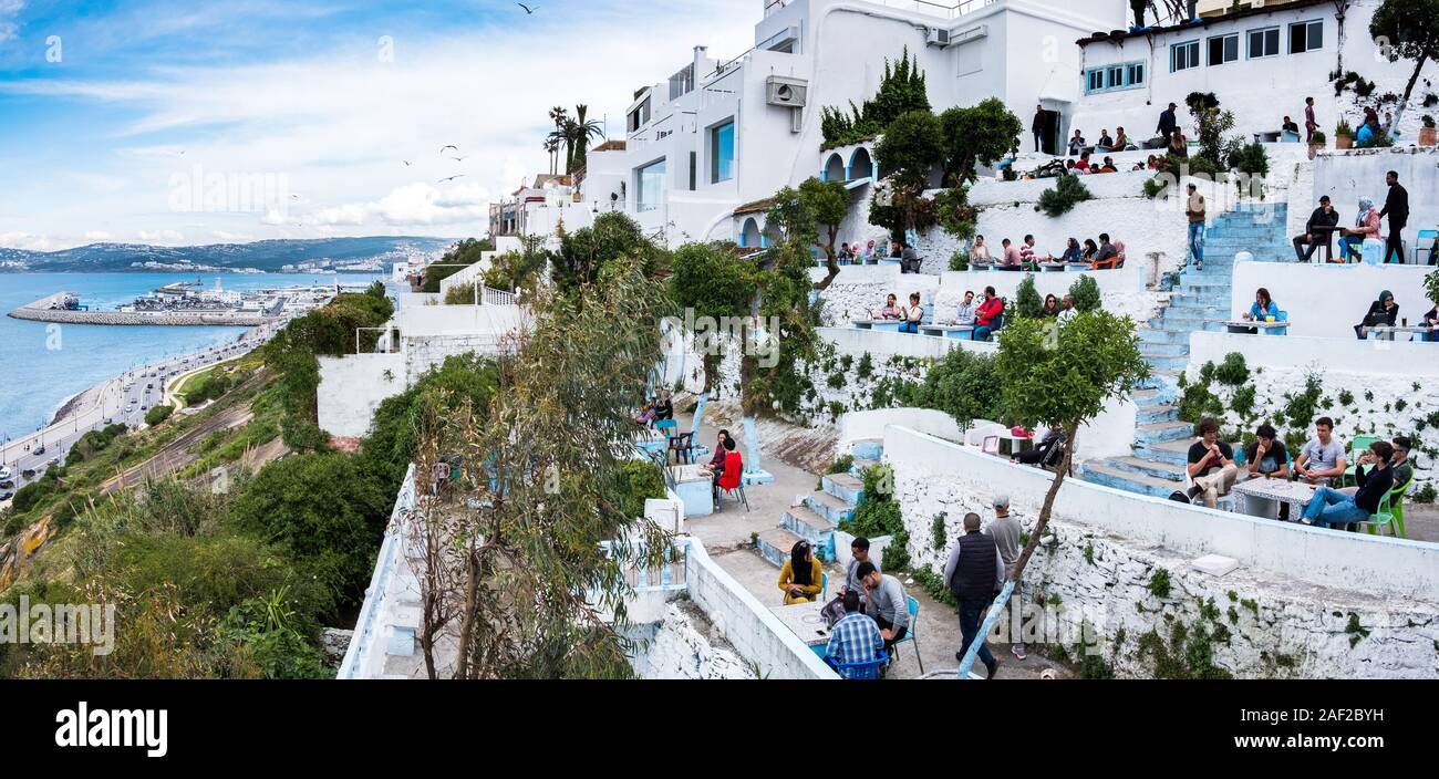 Maroc, Tanger : café Hafa. Terrasse face à la mer Photo Stock - Alamy