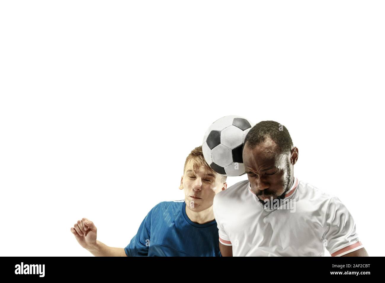 Close up of men playing soccer émotionnelle frapper la balle avec la ...
