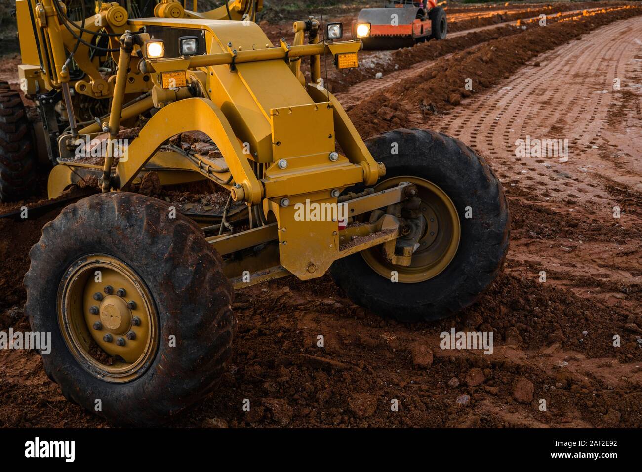 Niveleuse est de travailler sur la construction de routes. Machine ...