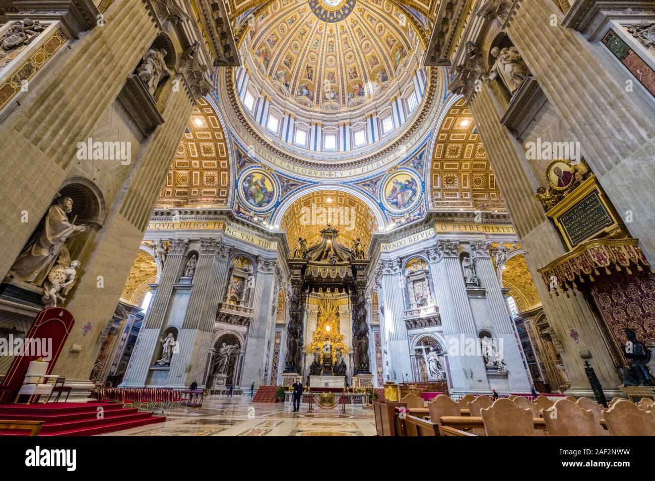 Magnifique intérieur de la Basilique Papale de Saint Pierre, la ...