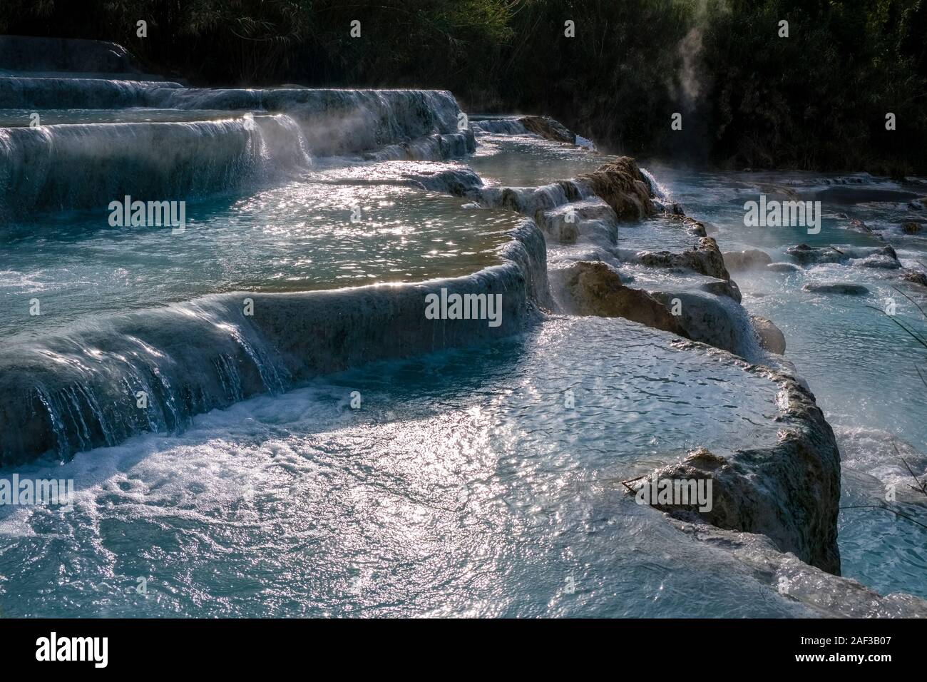 L'eau sulfureuse est circulant sur les cascades blanches des sources ...