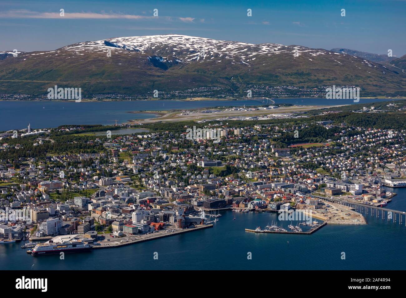 TROMSØ, NORVÈGE - vue aérienne du centre-ville de Tromsø, sur l'île de ...