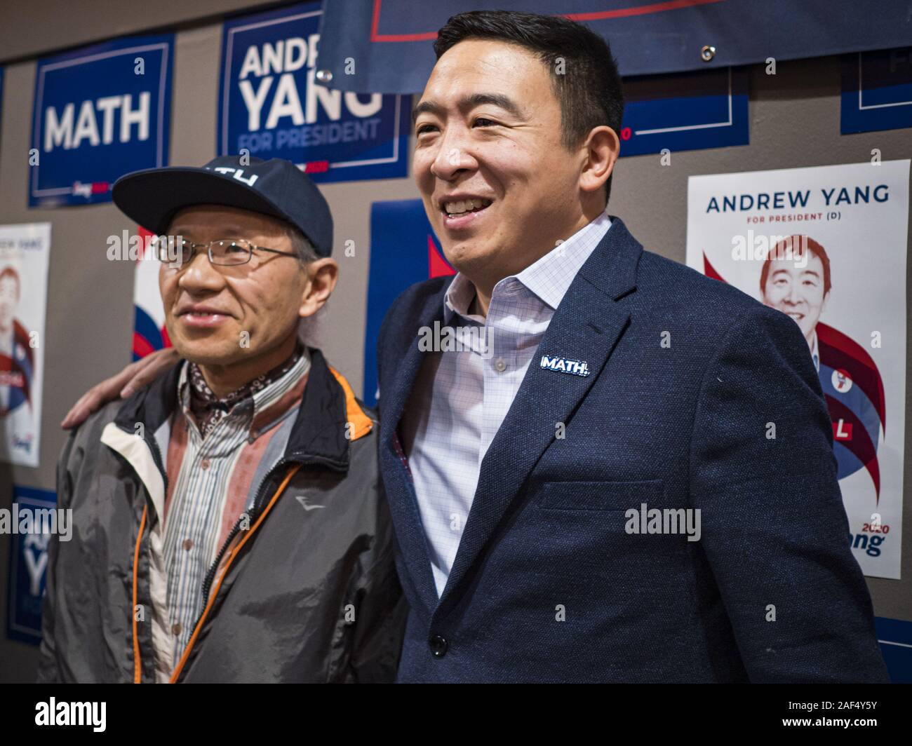 Ames, Iowa, USA. Dec 12, 2019. ANDREW YANG pose pour une avec un ...