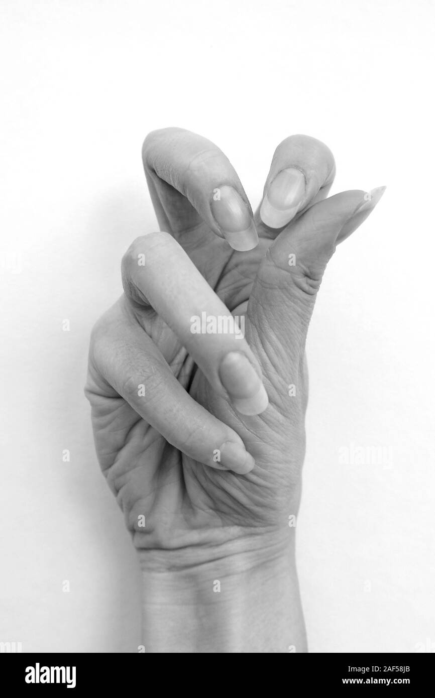 La main féminine avec de longs ongles. Photo en noir et blanc. Doigts ...