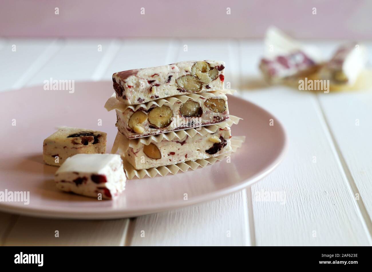 Gros plan du nougat tendre aux fruits rouges sur un plat avec les ...
