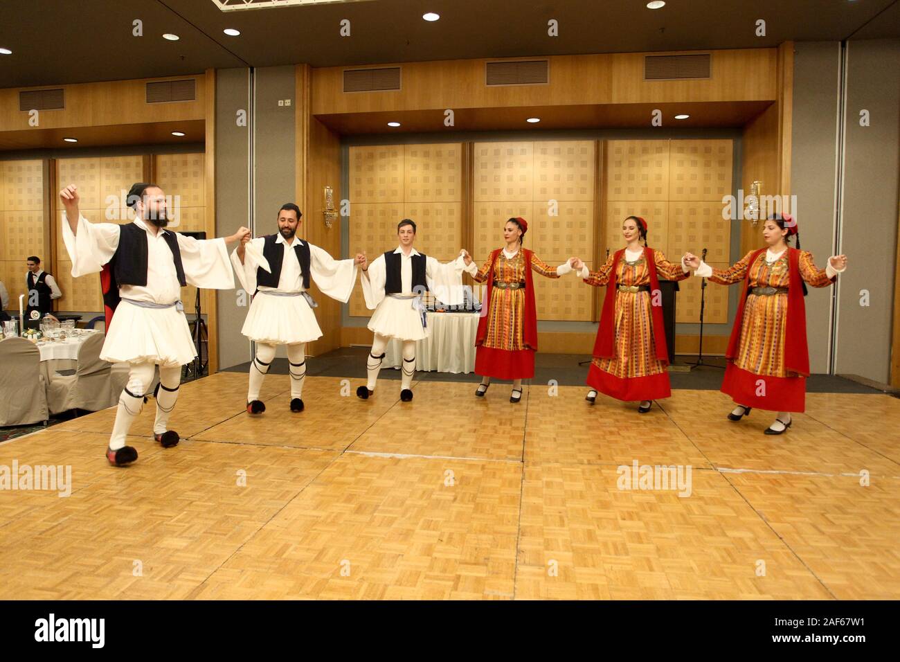 Danse grecque traditionnelle Banque de photographies et d’images à ...