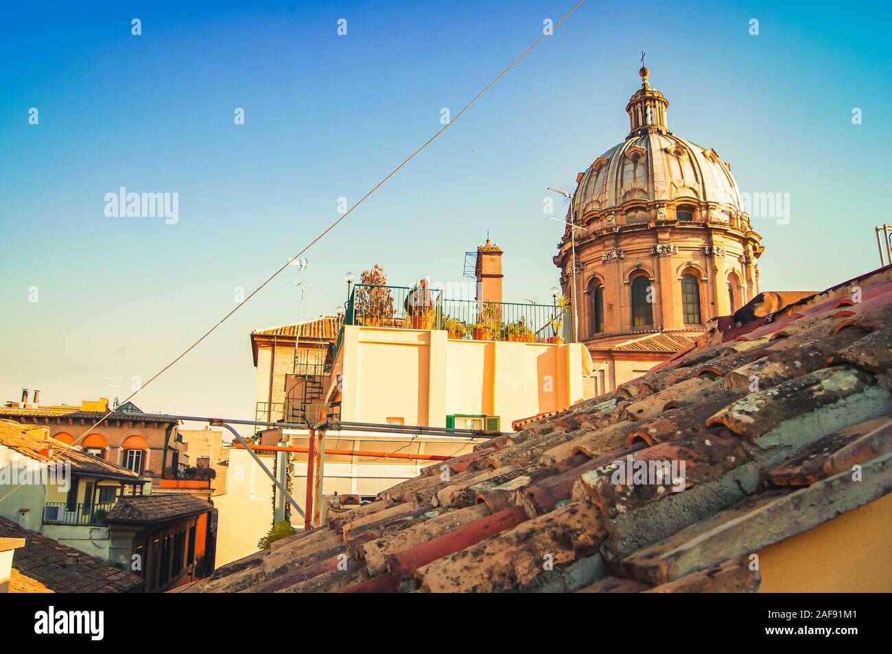 Vue sur le toit et une aincient Dome dans la partie historique de Rome ...